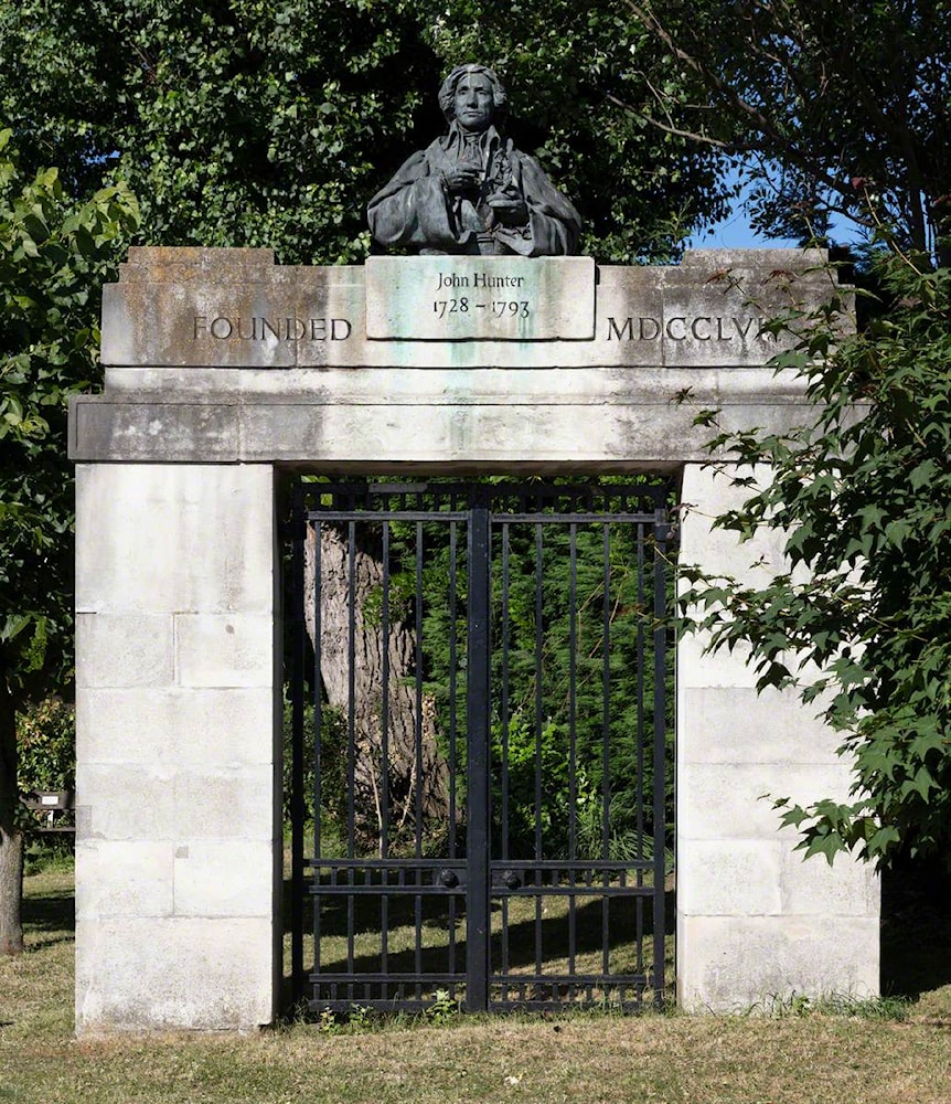 The Howden Arch with Bust of John Hunter (1728–1793) by Alfred Gilbert ...